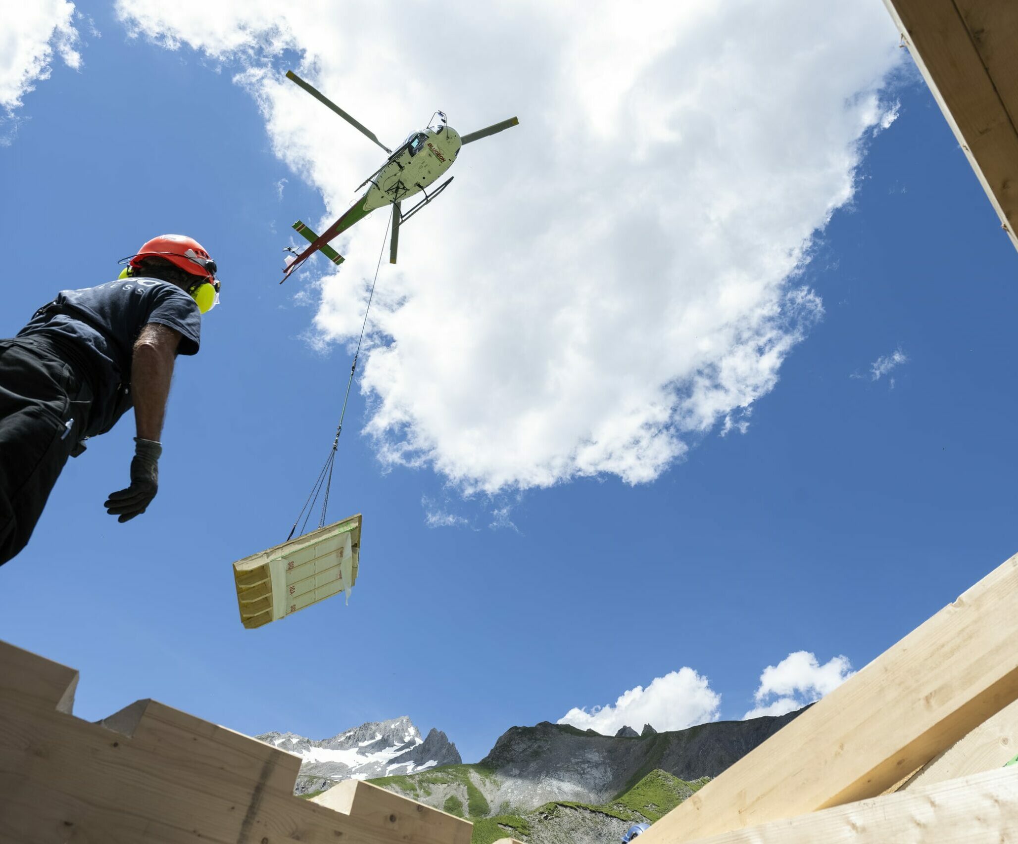 Héliportage : construction en montagne - Photographe architecture et ...